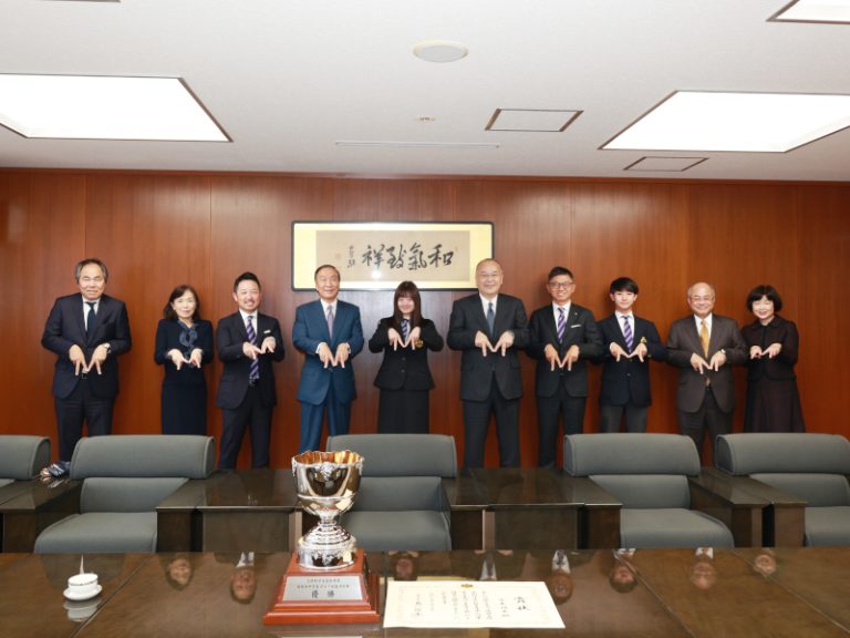 ゴルフ部・茶木詩央選手が表敬訪問――文部科学大臣杯争奪第7回日本女子学生ゴルフ王座決定戦の優勝を報告 | Meiji NOW