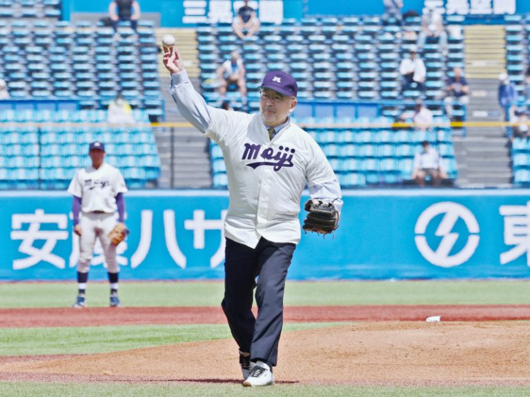上野正雄学長の投球で東京六大学野球 春季リーグ戦が開幕 | Meiji NOW